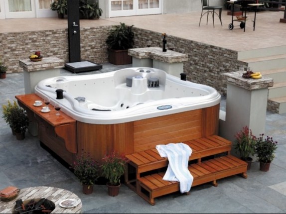 jacuzzi-curte-vila-stil-fluture - Home&Deco - Totul pentru locuinta ...